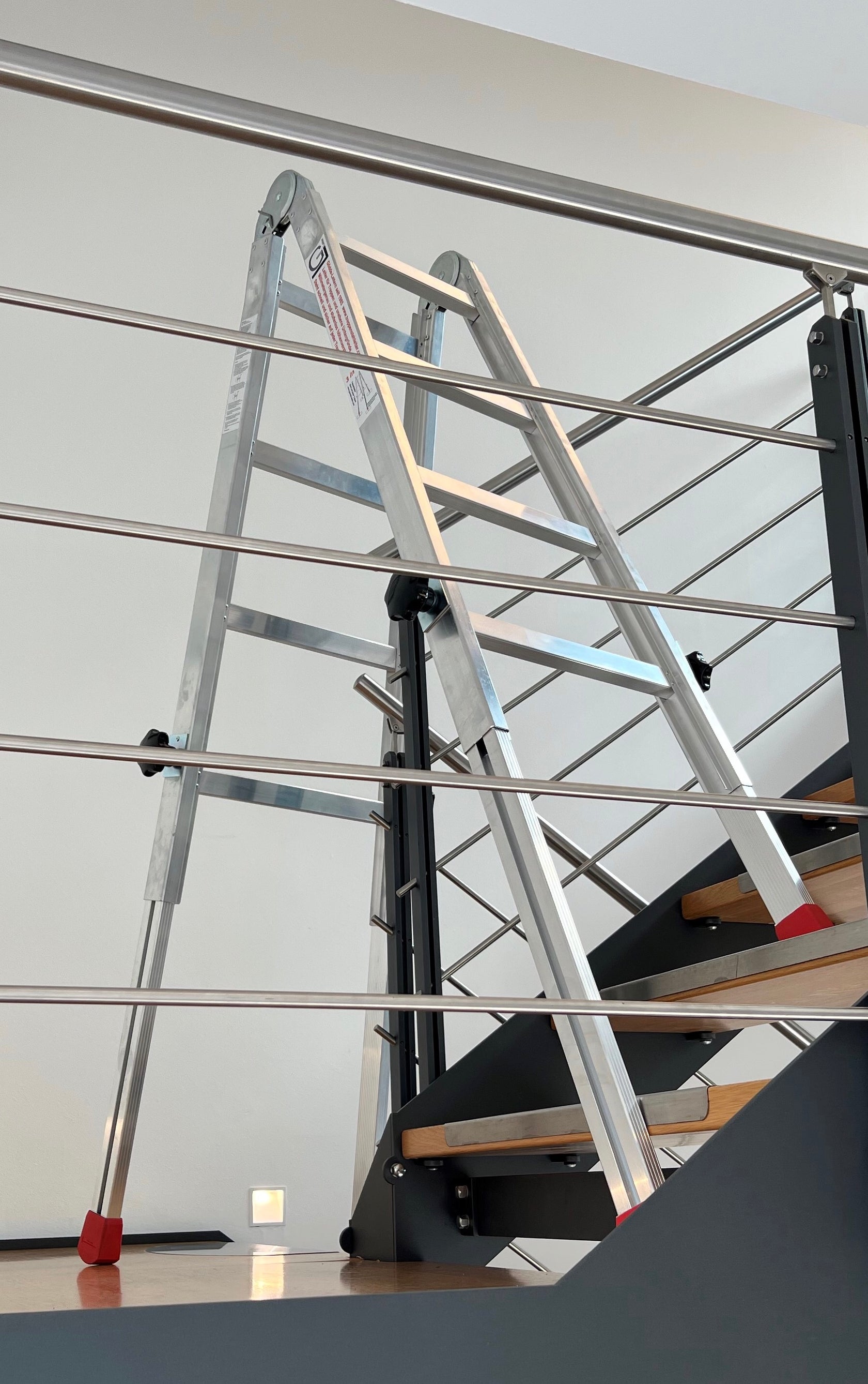 Treppenleiter 2 x 4 Stufen - 3in1 (Anlegeleiter, Stehleiter) – Göddeleitern